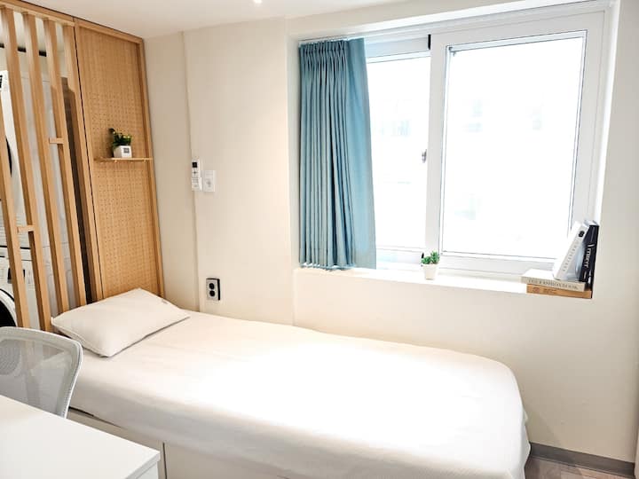 [204호]동대문역사문화공원역 도보 1분거리 / 도심 속 놀이터 옆에 위치한 아늑한 숙소 - Seoul