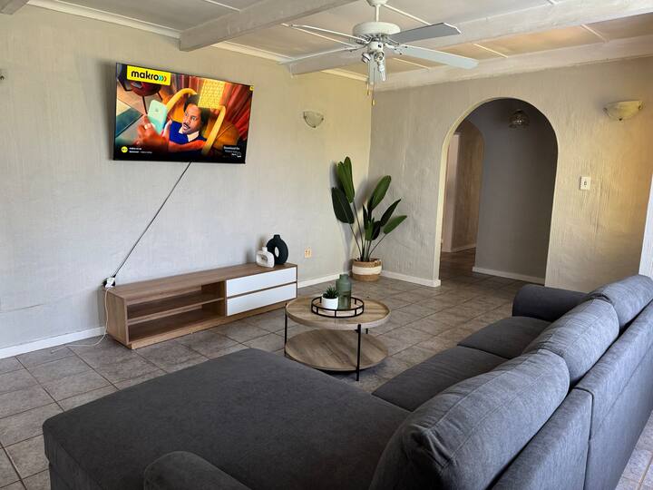 Fenced, Beach House, Furnished - Amanzimtoti