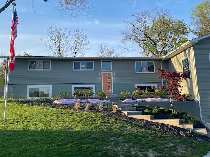 Spacious Mid Century Modern - Polaris, OH