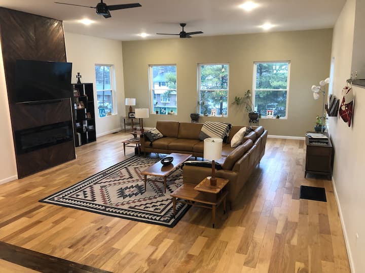 Spacious Mid Century Modern - Polaris, OH