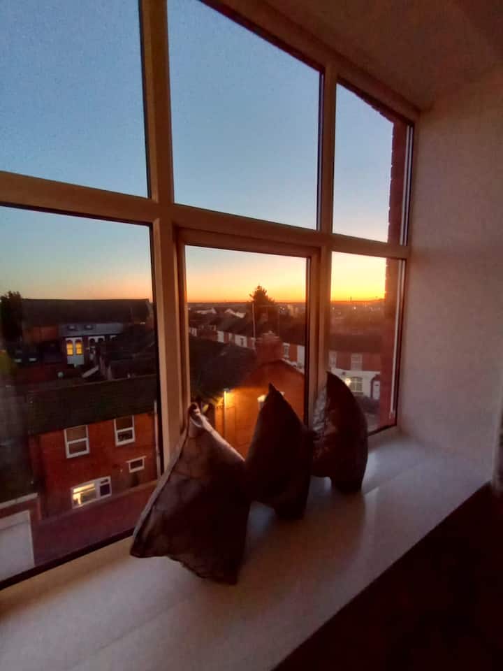 The Loft With Skyline Views - Northampton, UK