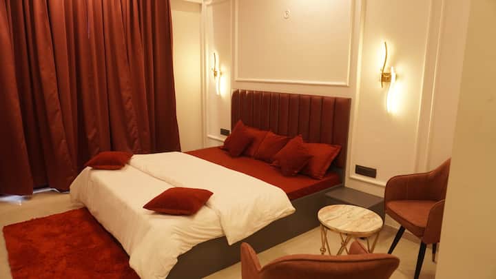 Crimson : Netflix | Prime | Wifi | Balcony - Lucknow