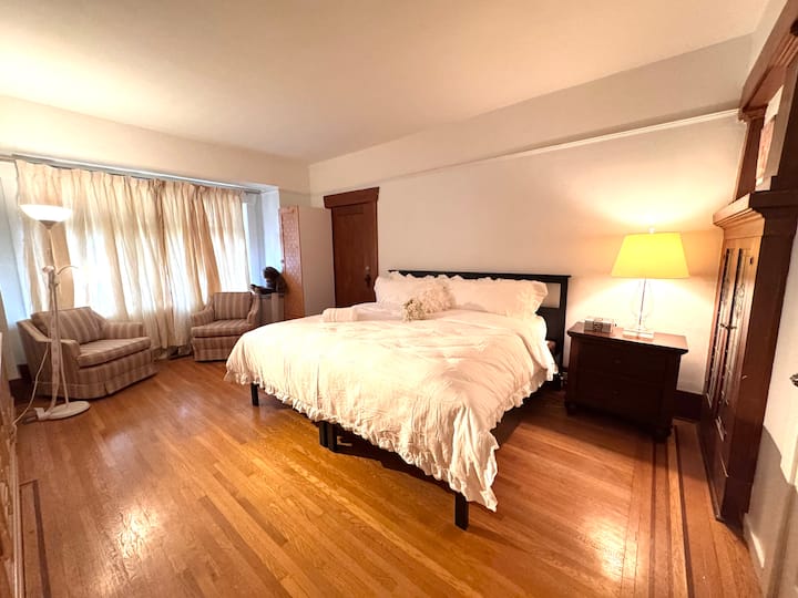 Large Cozy Bedroom -