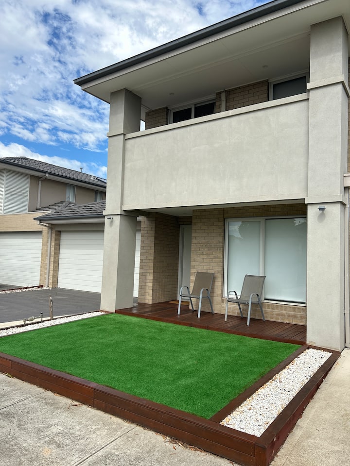 Spacious Delight With Home Theatre - Melbourne