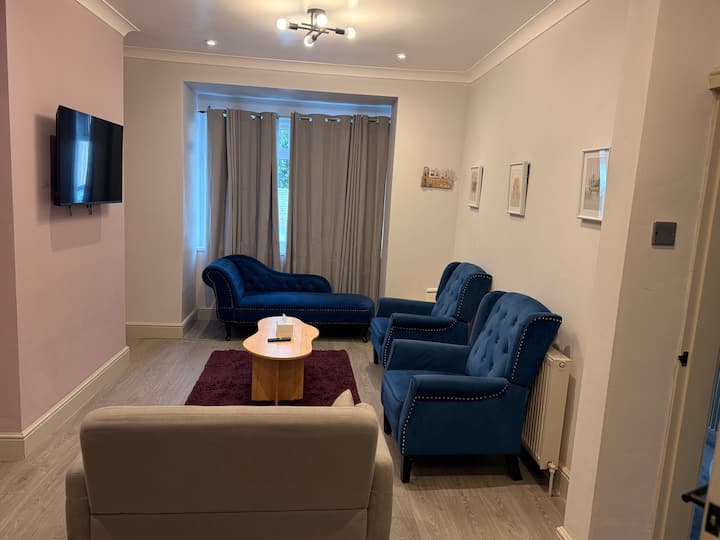 Lavish 2 Bedroom House Near Town - Hull