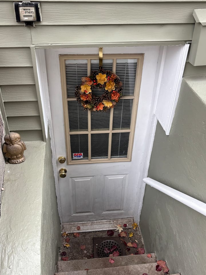 Cozy Studio
Not Kitchen
Not Smoking
Not Parking - Queens, NY