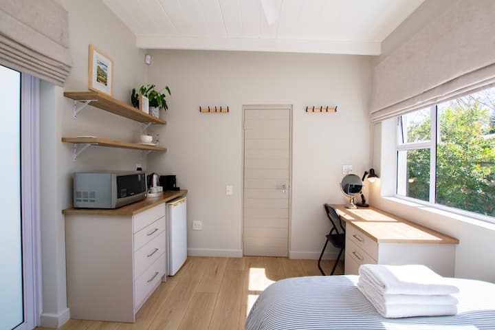 Simonsberg Compact Suite -Neat, Mod & Walk To Town - Stellenbosch