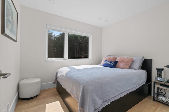Brand New 1  Bedroom Luxurious Retreat With Hottub - North Vancouver