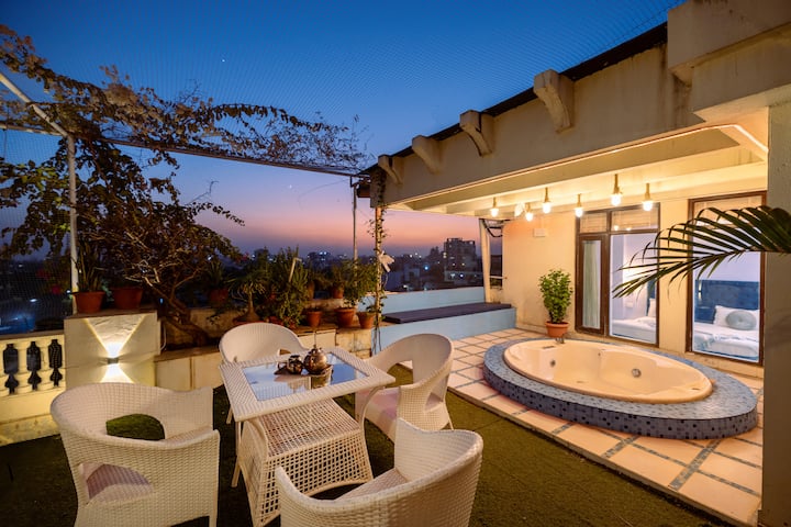 Inaaya: Downtown 3bhk With City Views & Cozy Vibes - Jaipur