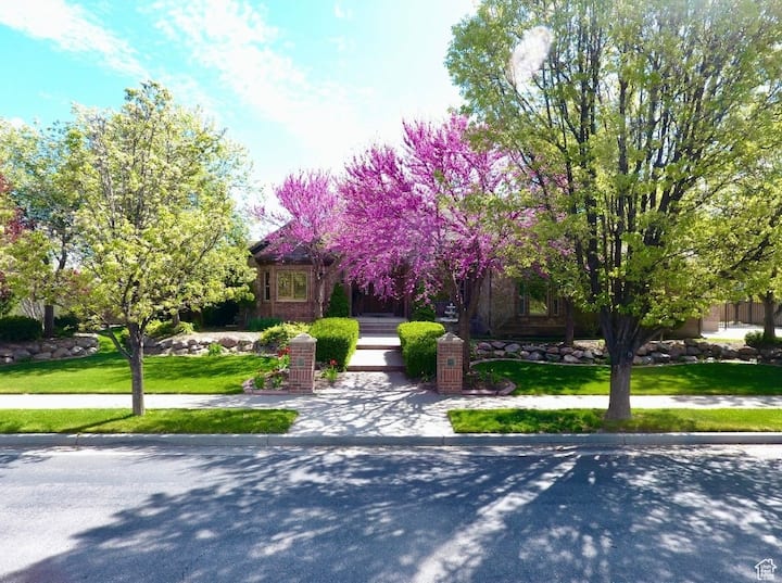 Spacious Vacation Place W/hot Tub - South Jordan, UT