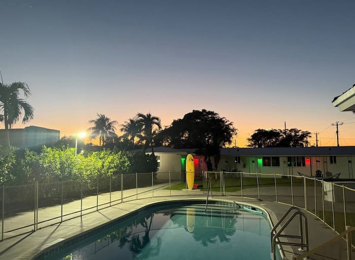 Pool View 2 Bed 6 Min To Beach | Young's Circle - Oleta River State Park, North Miami Beach