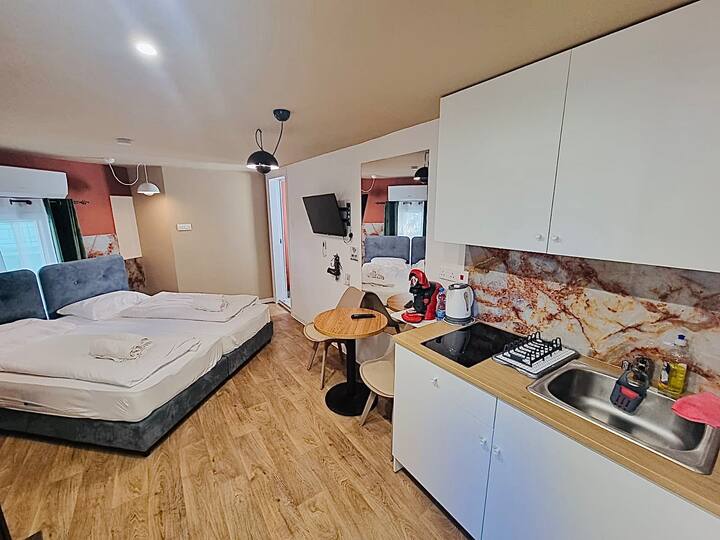Modern Studio Nr. 9 / Kitchenette /Bathroom - Меса Гитонья