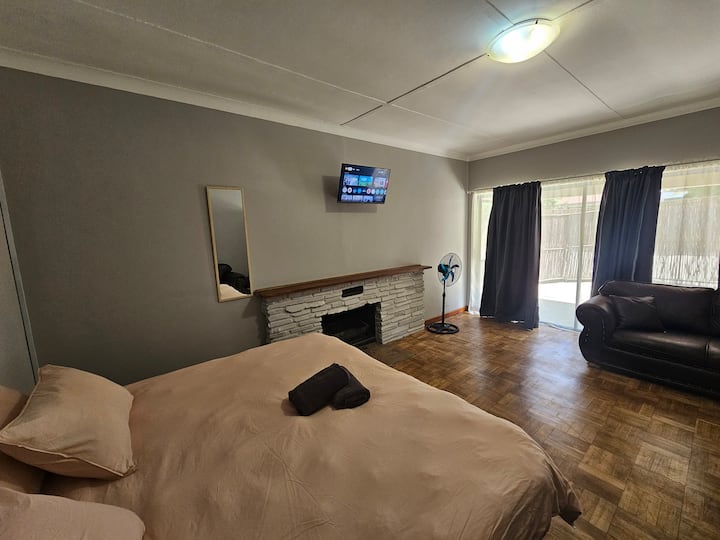 Big, Private Unit In Upmarket Area - Bloemfontein