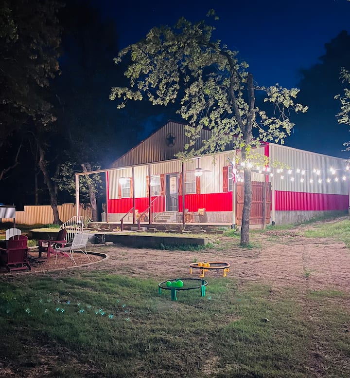 Cozy Barndo With Yard | Firepit, Swing, & Games - Lake Texoma