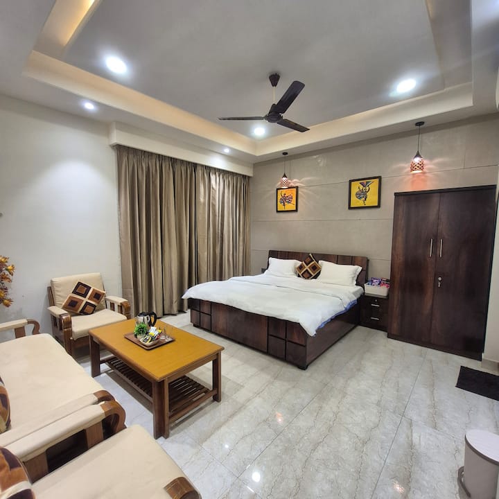 Cozy Room In A Beautiful Home | Near Airport - India