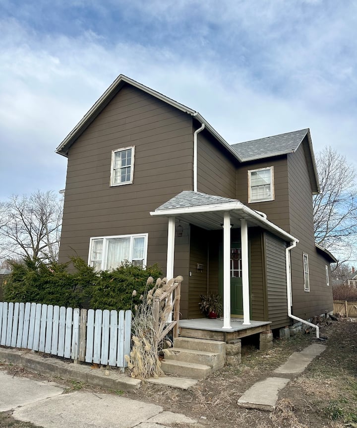 Brewside Bliss- 4 Bed 2 Bath - マンシー, IN