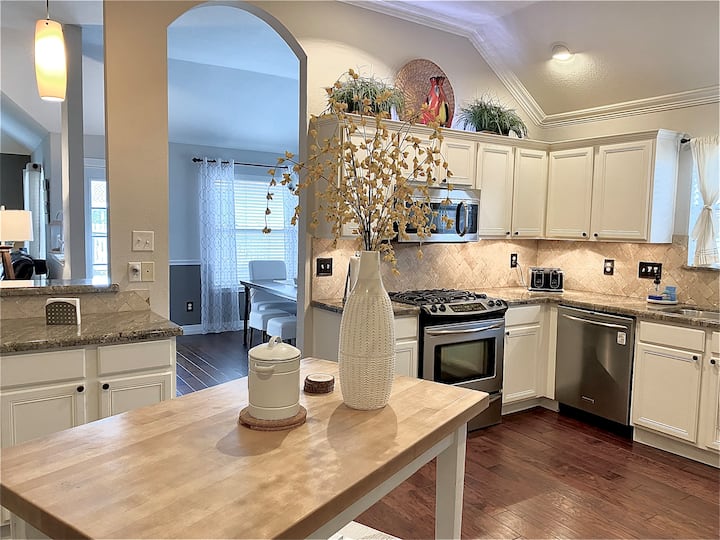 The Woodlands Cozy Home, 1 Story, 3 Bdrm, 2 Bth - The Woodlands, TX