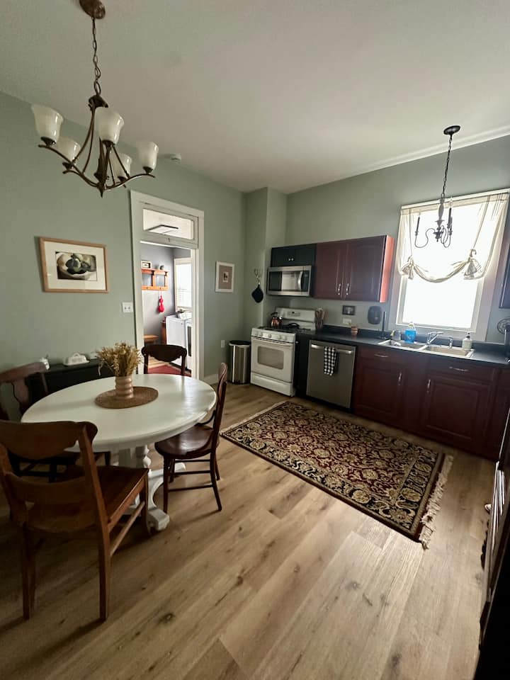 5 Bed Roost Lodge - Muncie, IN