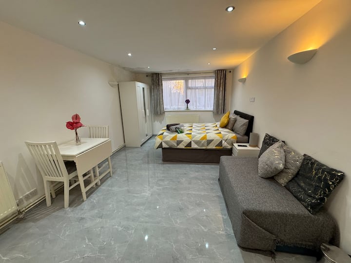 V Spacious Room In Shared Flat - Harrow