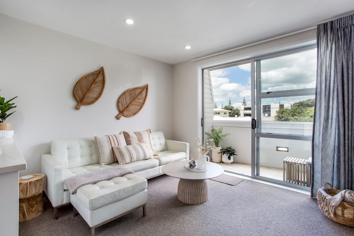 The Sand Castle • Central Orewa • Sea Views • Pool - Waiwera