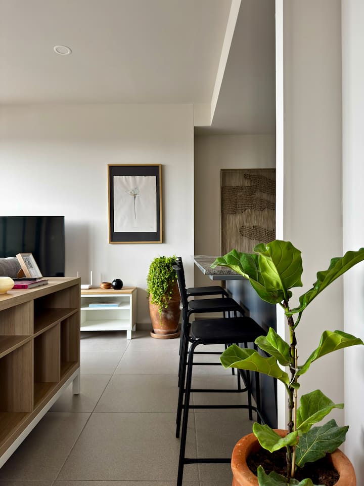 Warm Modern Flat With Stunning City View · Bikia - León