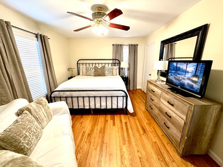 King Suite In Charming Home - Raleigh, NC