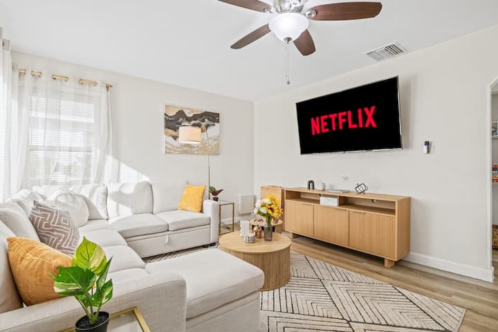 Cozy & Modern | Huge Backyard | Fire Pit | Games - Tampa, FL