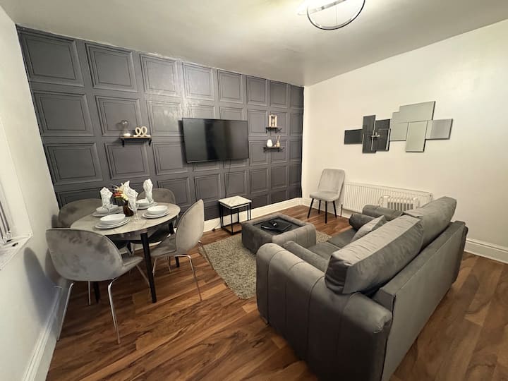 Cozy 2 Bed Home
Sleeps 4
Parking
7 Mins To City - Leeds