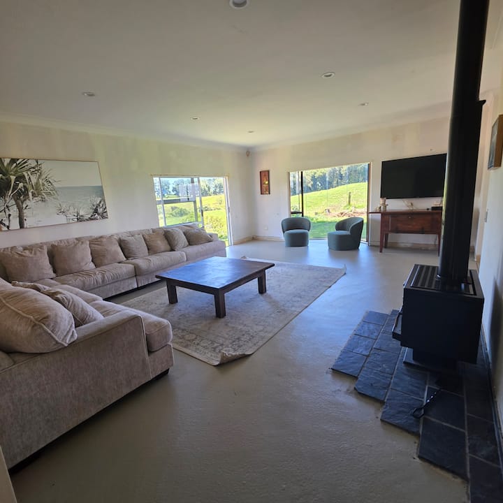 Luxurious Family Retreat! Pool - Tennis & More! - Waitara