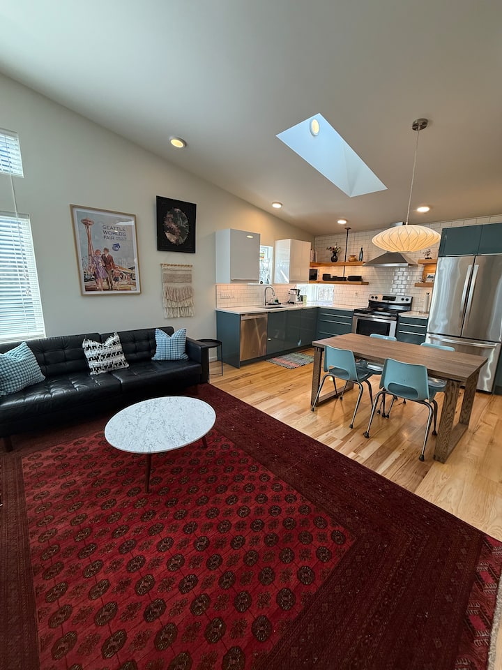 Cozy Detached Home, Walk To Bars, Grocery & Eats - Seattle, WA