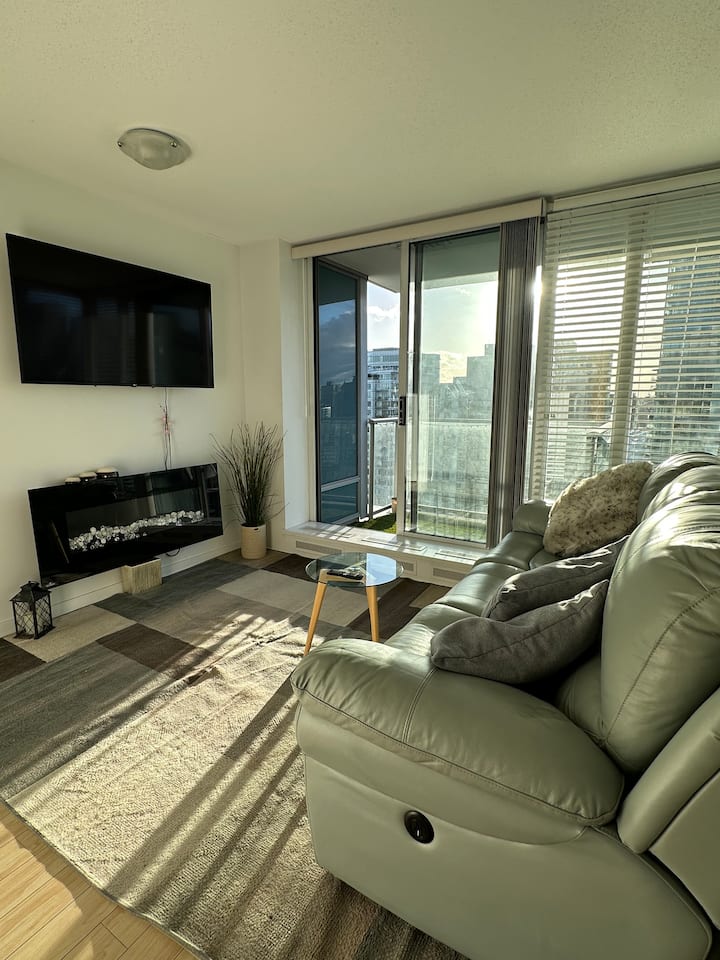 Warm Two Bedrooms Condo+02 Full Br +Den - Vancouver