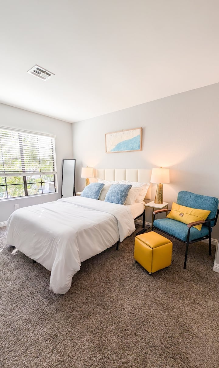 Poolside 2br Condo W/ Balcony & Workspace - San Diego, CA