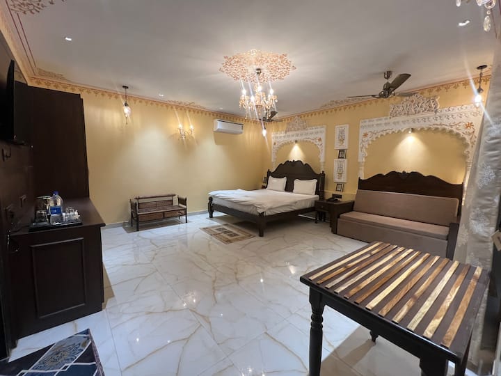The Grand Lakeview Estate - 9 Rooms, 2 Floors - Udaipur