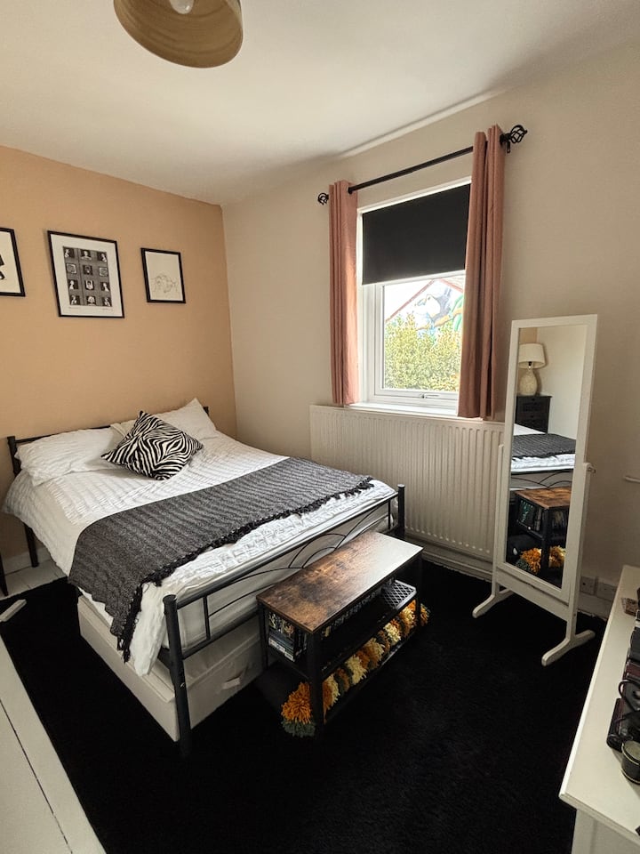 Cozy Room & Most Of Top Floor - Cheltenham