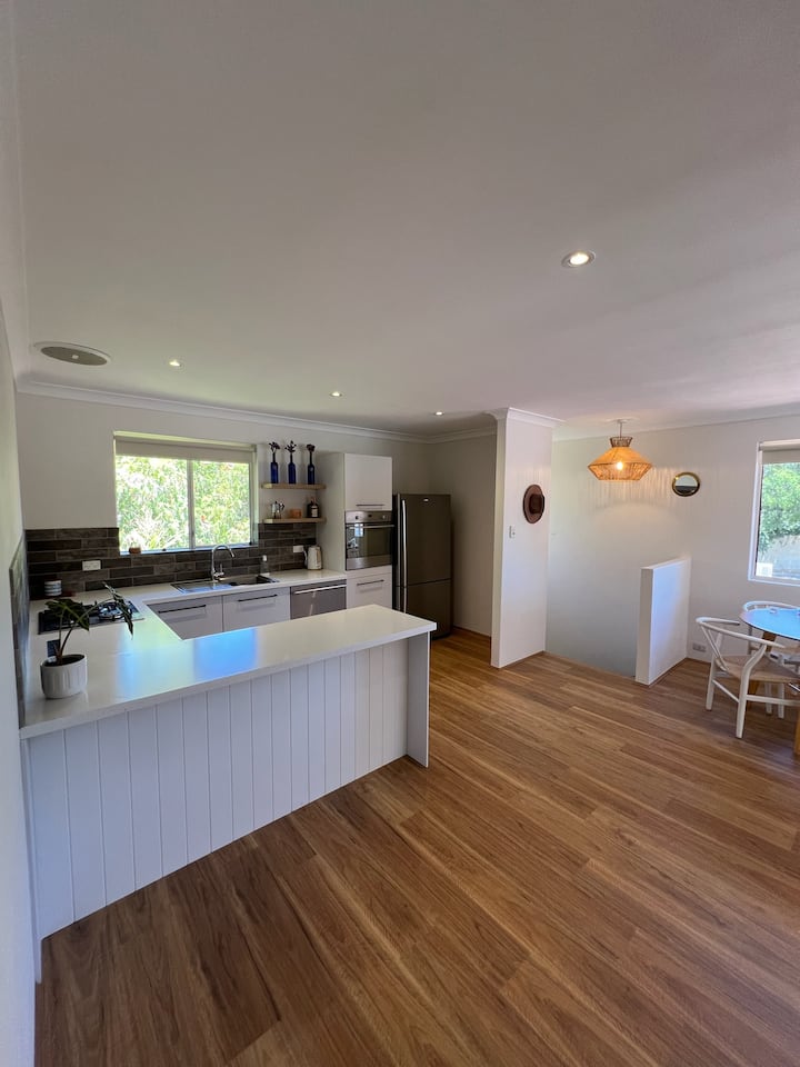 Coastal Living In Beautiful Cottesloe - 科茨洛