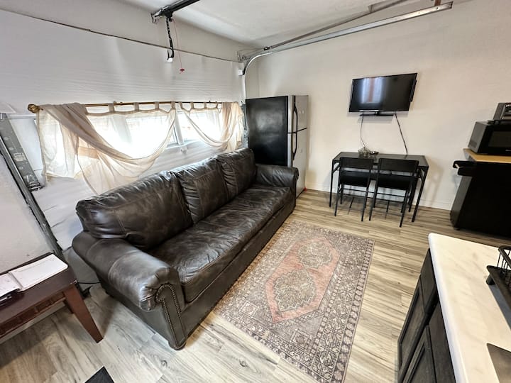 1 Bedroom Suite W/ Yard 7 Min To Downtown Sleeps 4 - Omaha, NE