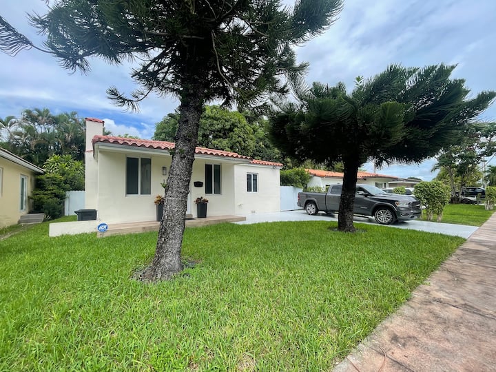Beautiful House At The Heart Of Coral Gables - Coral Gables, FL