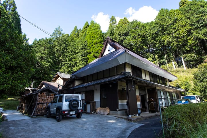築150年の古民家をリフォームして民宿を開業しました
食事はオーナーと共同調理、会食をお願いしてます - 綾部市