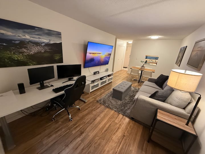 Cozy Retreat Near The Shipyards - North Vancouver
