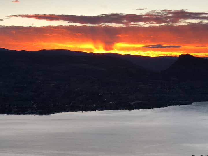 Naramata -Black Swan - Breathtaking Sunsets. - Naramata