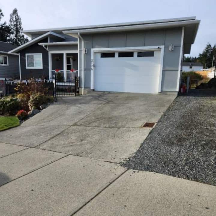 Very Modern Two Bedroom Suite. - Sooke