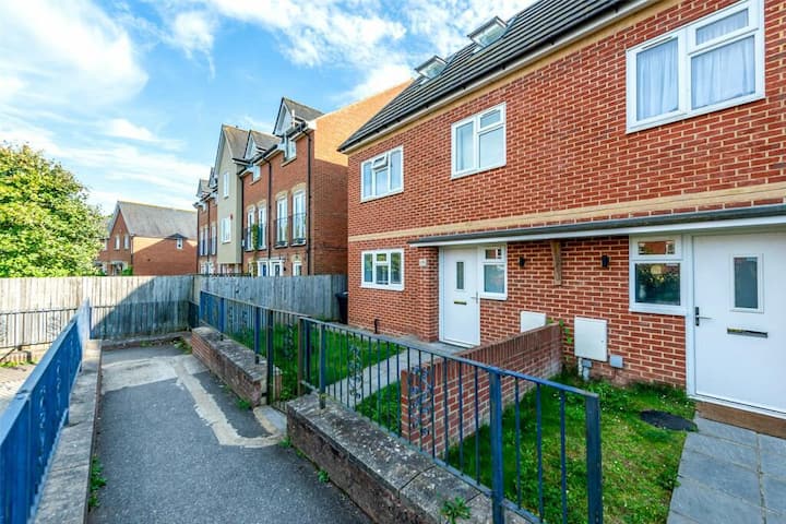 Large Holiday Home Sleeps 20 With Free Parking - Canterbury