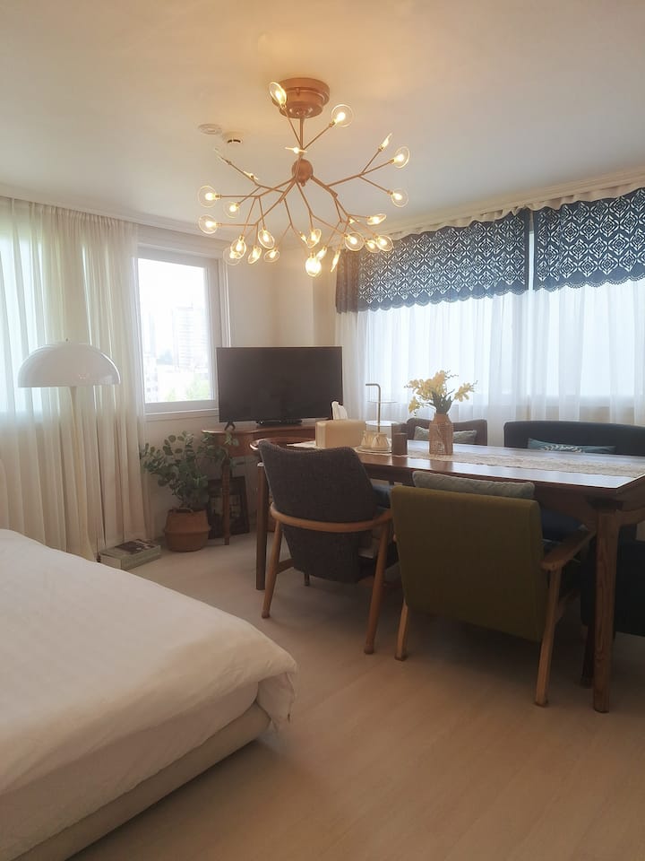 3beds/공항버스/지하철 3분/
/무료주차짐보관
/남산 북촌 한옥마을 경복궁 명동 - Seoul