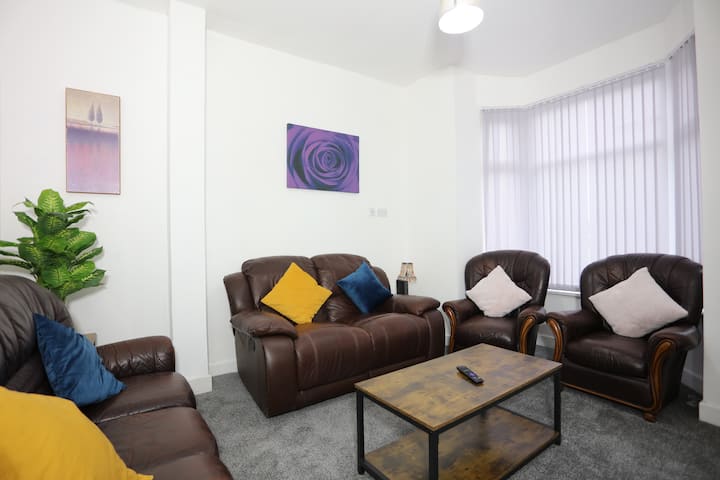 Contractor House, 4 Bed Ensuite, Near Stadium - Wolverhampton