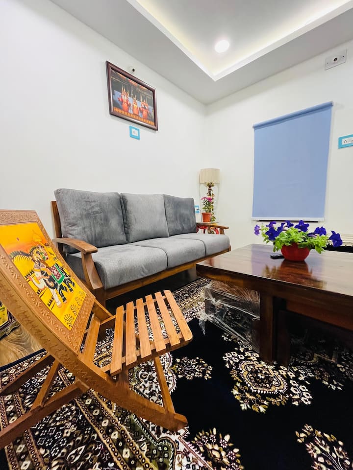 A Cozy & Antique Home To Live In - Purî