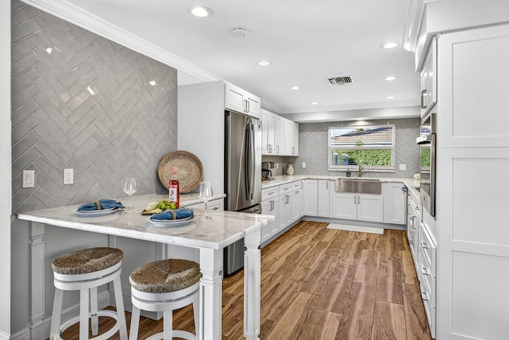 Breezy Beach Bungalow - With 6 Seater Golf Cart - Largo, FL