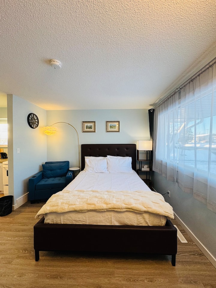 Bachelor Suite, Everything Included. - Westlake