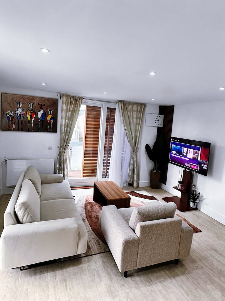 2-bedroom London Apartment - Balcony, Free Parking - Chingford