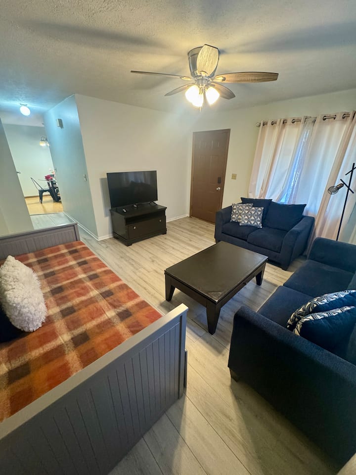 Charming Townhouse Stay - Rockford, IL