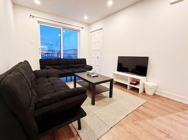 New 2bdrm Condo + High Walk Score & Free Parking - Montreal